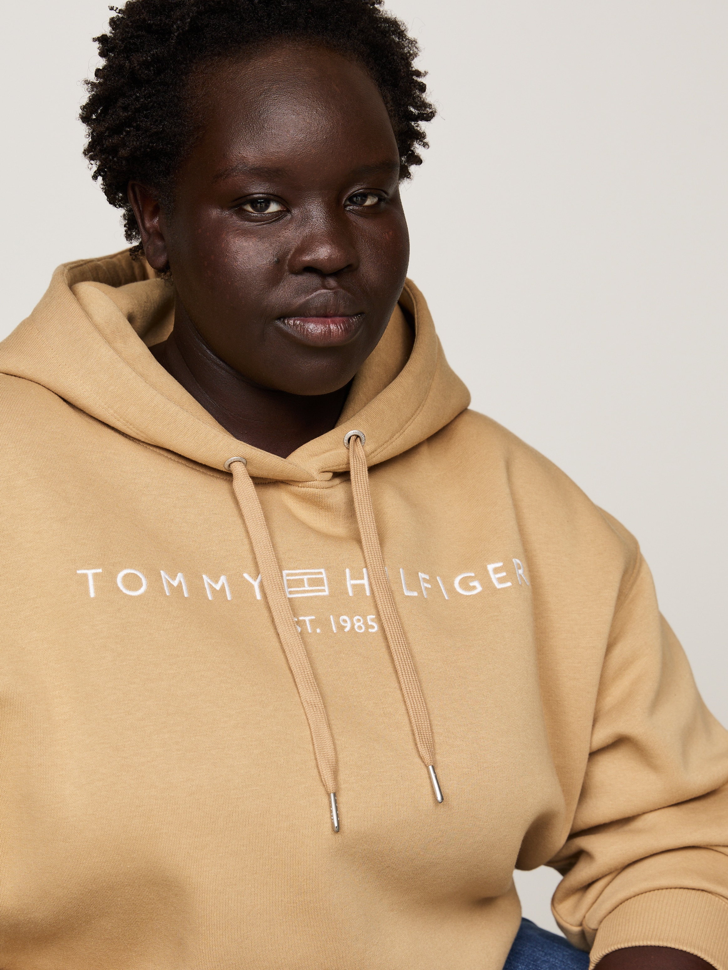 Tommy Hilfiger Curve Kapuzensweatshirt CRV MDRN REG CORP LOGO HOODIE in GroBen GroBen Kapuze Mit Logostickerei am unteren Armel fur kaufen BAUR
